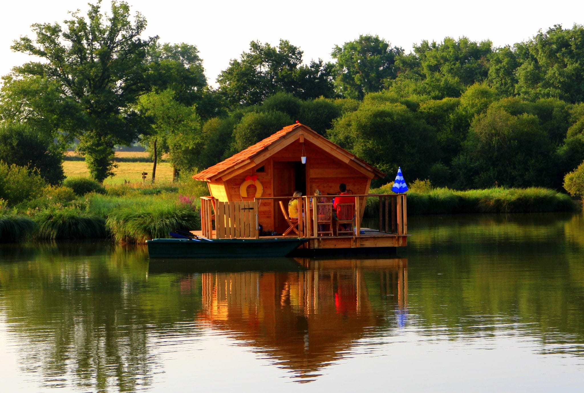 Nuestras cabañas insólitas: Cabaña Poisson Clown - Village Flottant Pressac